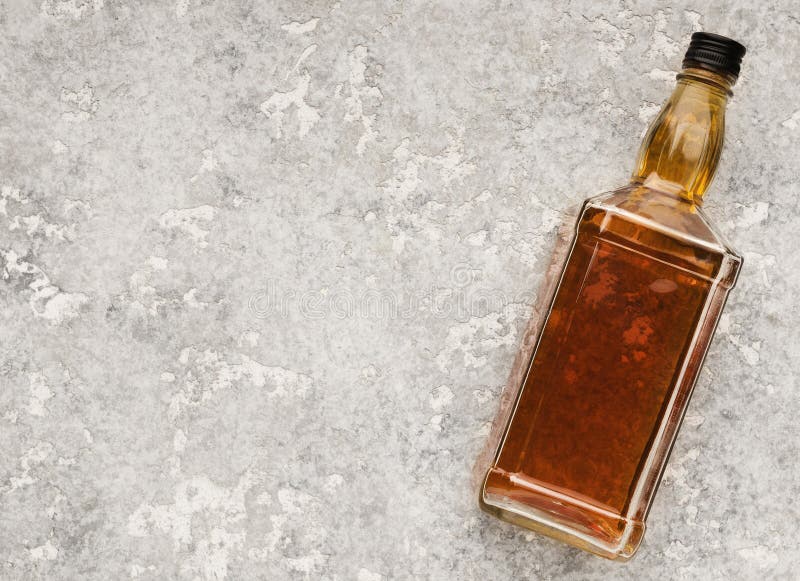 Lege Fles Met Whisky of Cognac Op Steenachtergrond Stock Foto - Image ... Lege Fles Met Whisky of Cognac Op Steenachtergrond Stock Foto - Image ...