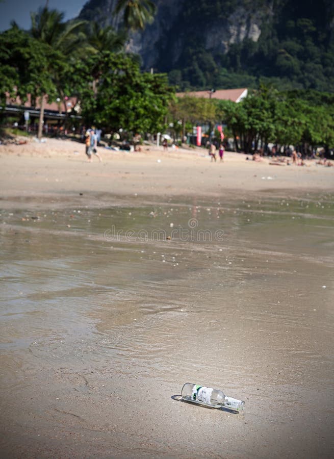 Huisvuil in Ondiep Die Water, Strand Door Mensen Wordt Verontreinigd ...