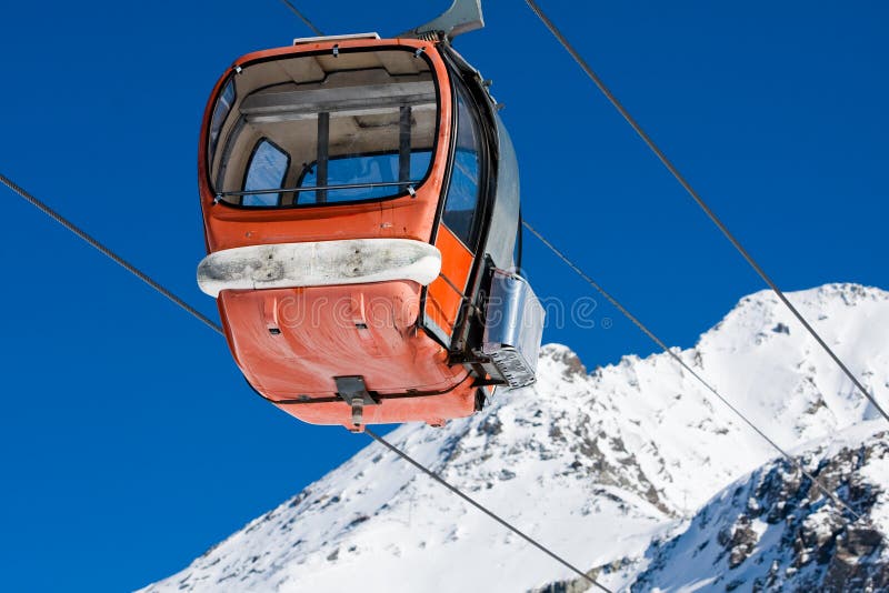 De Skilift Van De Gondel in Hooggebergte Stock Foto - Image of ...