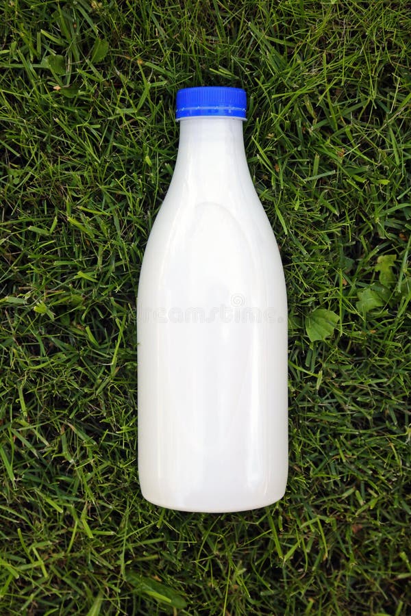 De Melkfles En Het Oude Aluminium Kunnen Stock Afbeelding - Image of ...