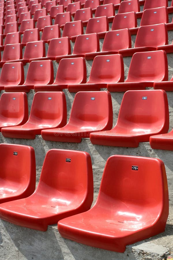 Lege rode stoelen stock afbeelding. Image of stoel, album - 5460837