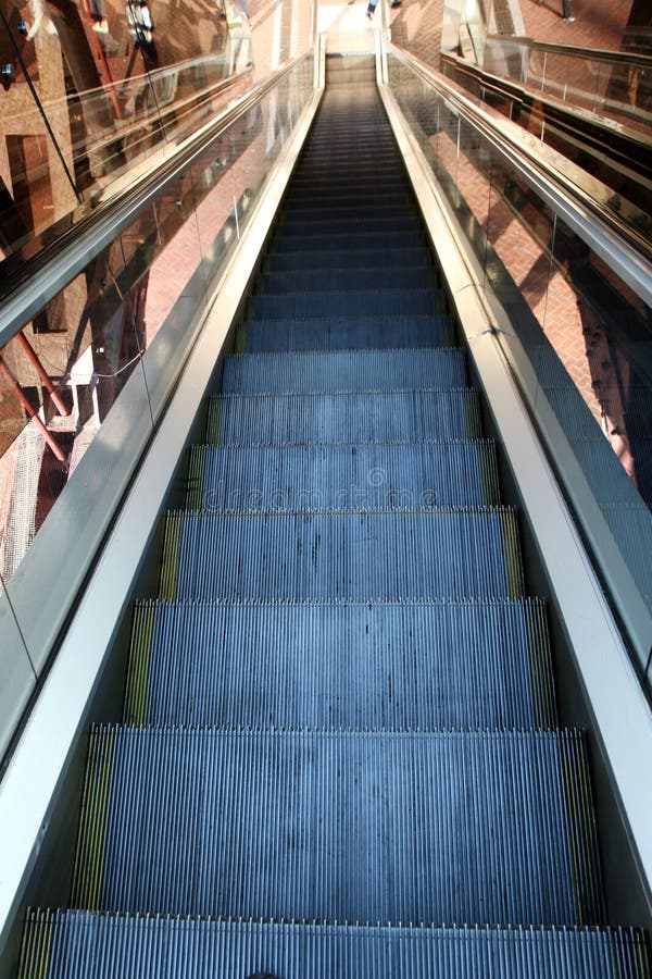 Lege Roltrap Tussen De Verdiepingen Van De Luchthaven Frankfurt, Met ...