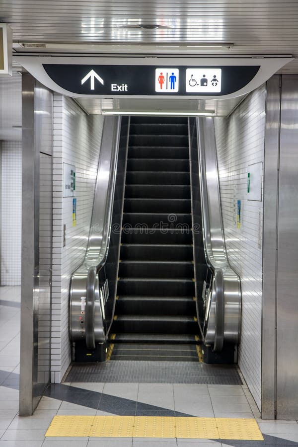 Roltrap in Metro. De Trappenroltrap Omhoog Bewegen Dicht Bij De ...