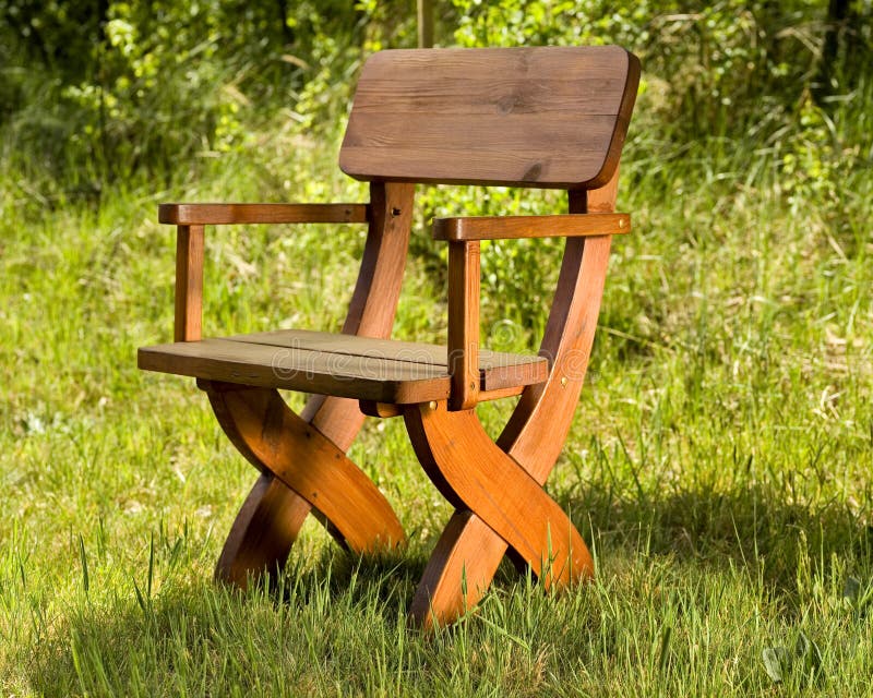 Tuinstoel Op Een Groen Gras in Een Mooie Bloementuin Stock Foto - Image ...