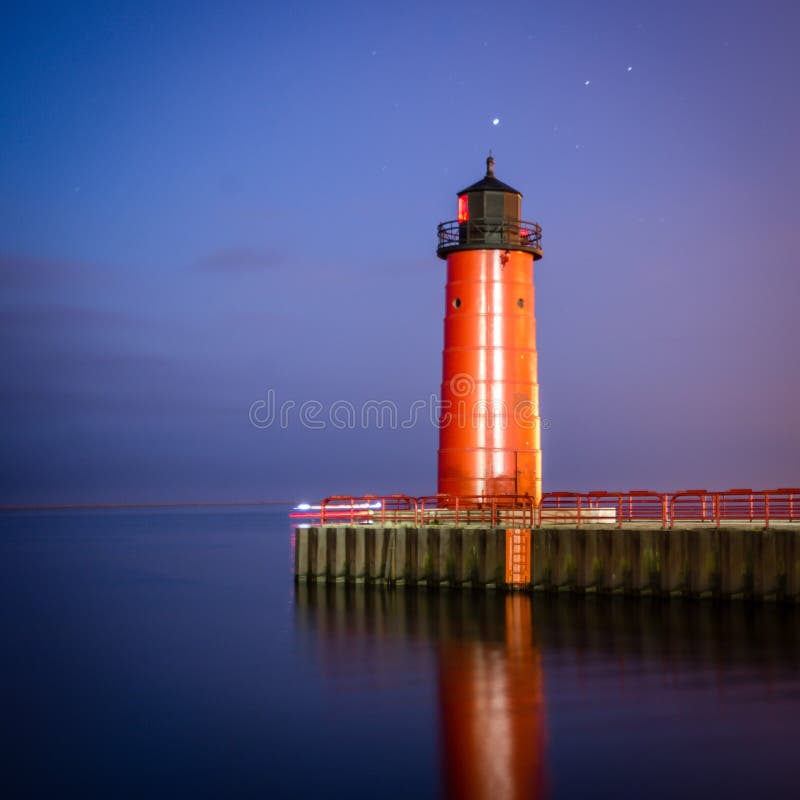 Legga il faro all'alba fotografia stock. Immagine di wisconsin - 58946246