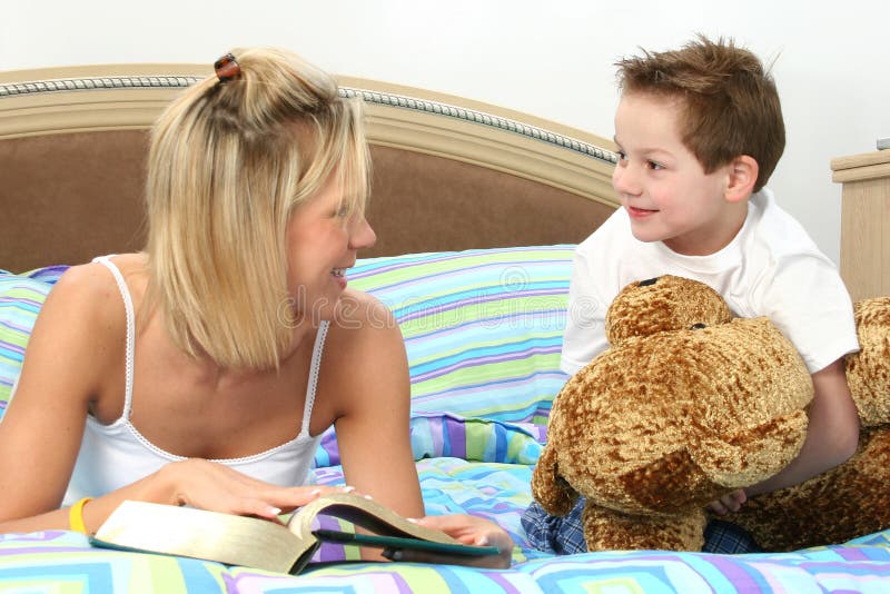 Lettura Prima di Dormire immagine stock. Immagine di domestico - 499289