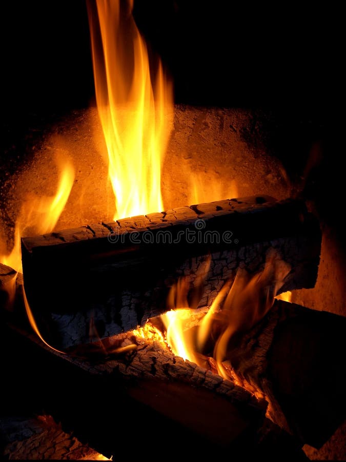 Legna Da Ardere Burning in Un Camino Fotografia Stock - Immagine di ...