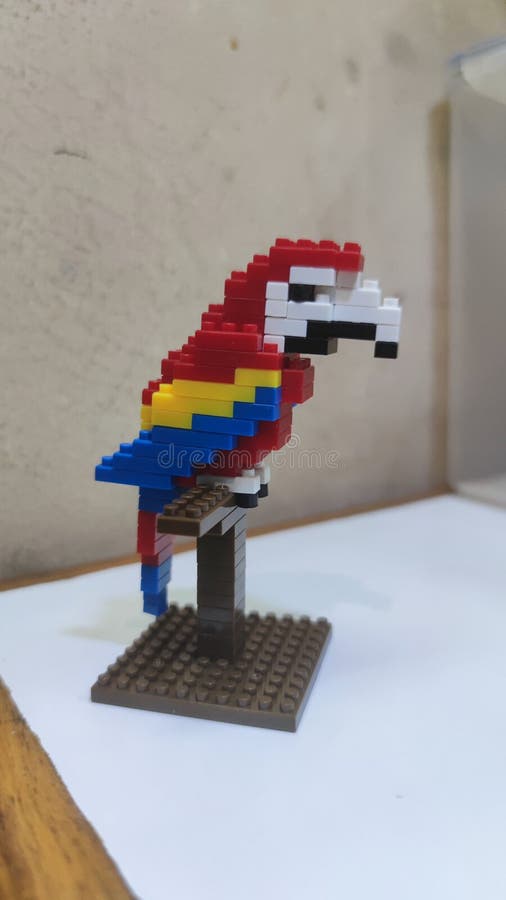 Lego Bonito De Papagaio Vermelho Imagem de Stock - Imagem de madeira ...