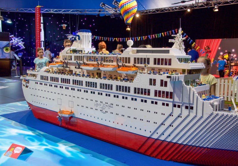 Lego Cruise Ship: Brickmanervaring in Perth Redactionele Foto - Image ...