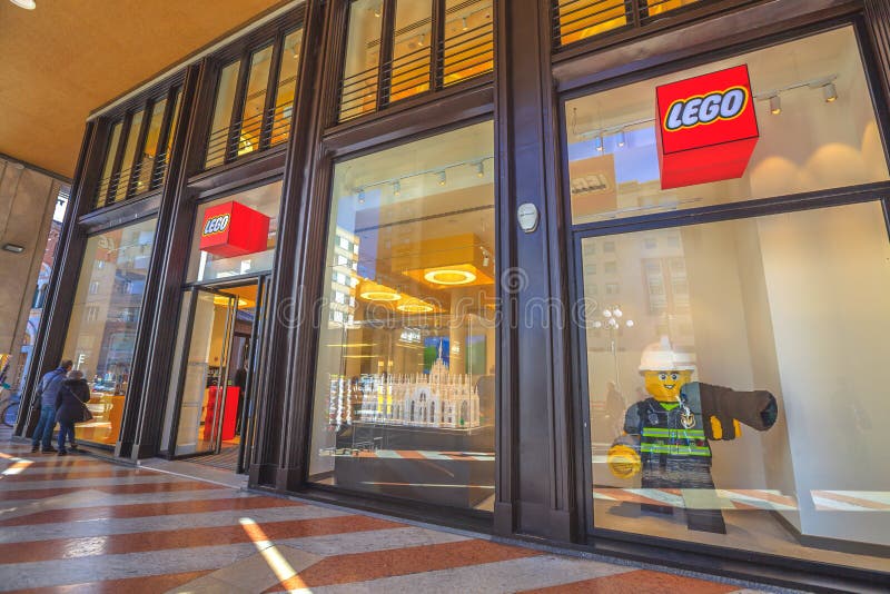 Lego Store Milan fotografia editoriale. Immagine di italiano - 88753271