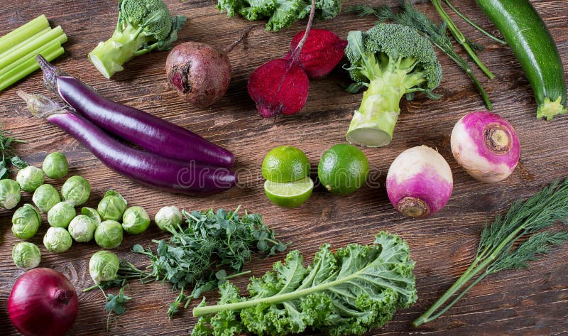 Legumes Frescos Roxos E Verdes Foto de Stock - Imagem de fundo, mercado ...