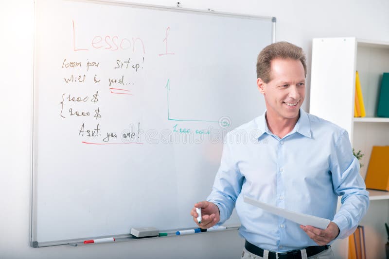 Lehrer, Der Den Vortrag Gibt Stockfoto - Bild von mann, positiv: 71278446