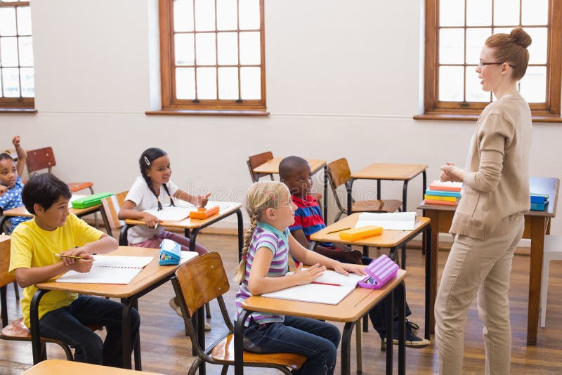 Lehrer, Der Eine Lektion Im Klassenzimmer Gibt Stockbild - Bild von ...