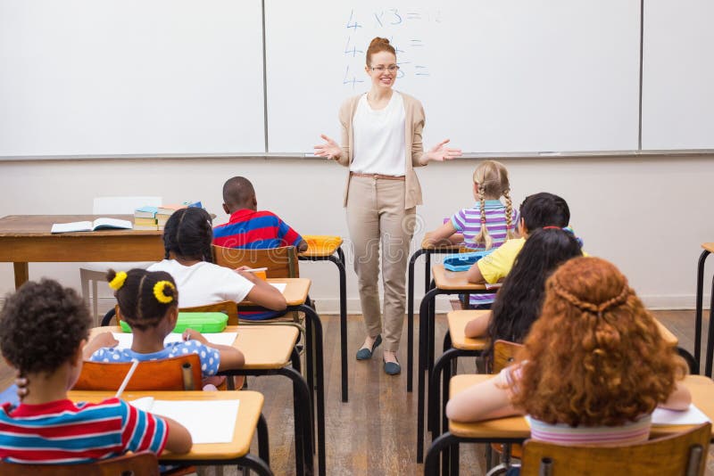 Lehrer, Der Eine Lektion Im Klassenzimmer Gibt Stockbild - Bild von ...