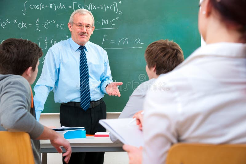 Lehrer Mit Kursteilnehmern Im Klassenzimmer Stockfoto - Bild von ...