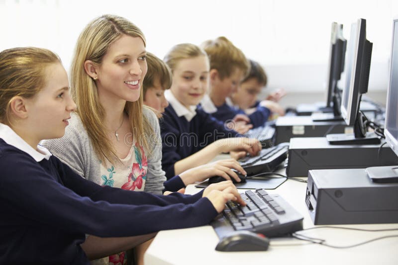 Lehrer Mit Den Kindern, Die Computer Verwenden Stockbild - Bild von ...