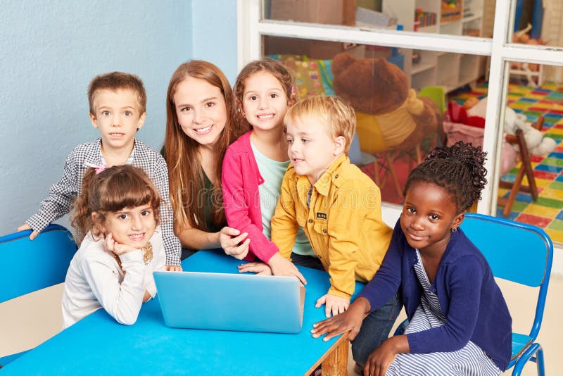 Kinder am Computer Mit Erzieher Im Kindergarten Stockfoto - Bild von ...