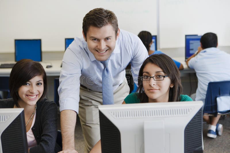 Lehrer Und Studenten Im Computer-Labor Stockbild - Bild von mädchen ...