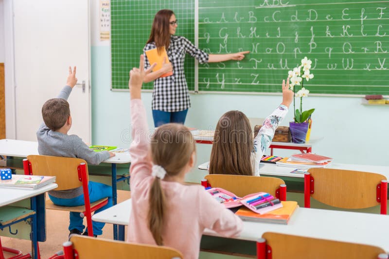 Lehrer Und Studenten Im Klassenzimmer: Unterrichten Stockfoto - Bild ... Lehrer Und Studenten Im Klassenzimmer: Unterrichten Stockfoto - Bild ...