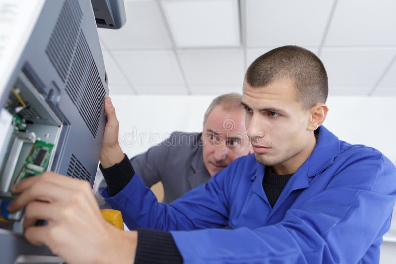 Lehrling, Der Versucht, Computer Zu Reparieren Stockfoto - Bild von ...