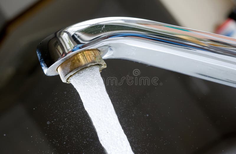 Leidingwater stock afbeelding. Image of chroom, dalingen - 19446407