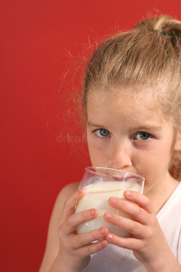 Leite sorvendo da menina foto de stock. Imagem de pessoa - 2250132