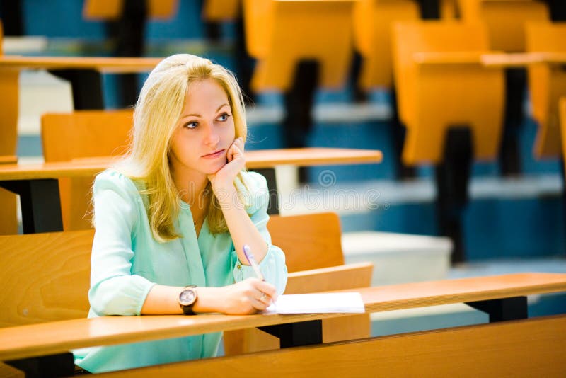 Leitura aborrecida imagem de stock. Imagem de indiferente - 27037587