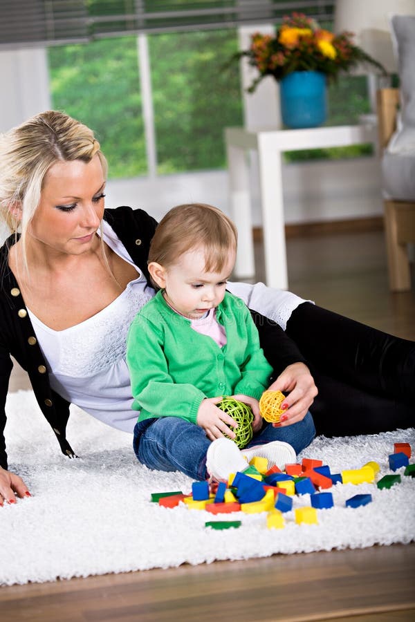 Leka arkivfoto. Bild av kvinnor, gyckel, glädje, omsorgsfull - 22378336