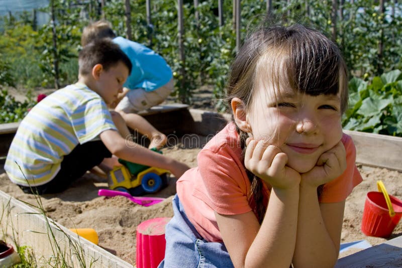 Leka för barn fotografering för bildbyråer. Bild av glädje - 1132899