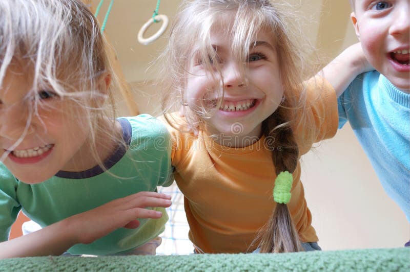 Leka för barn arkivfoto. Bild av grupp, lyckligt, möblemang - 12734414