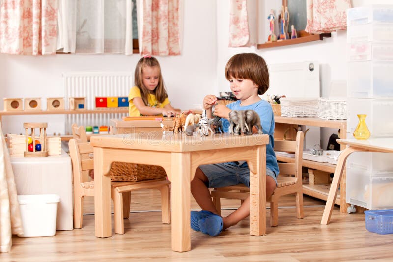 Mischievent Förskollärare Spelar Musiken Med Köksverktyg Och Redskap ...