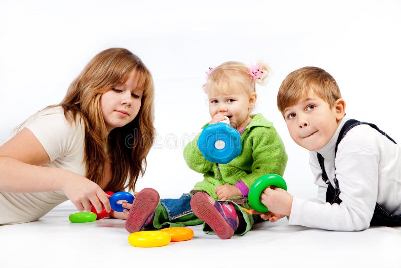 Söta Små Barn Och Skolbarn Som Tittar På Animerad Film Eller Film På Tv ...