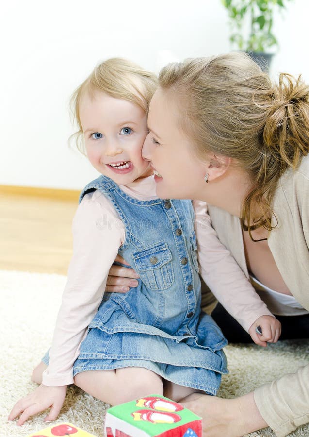 Lycklig Moder Och Dotter Som Tillsammans Sitter Och Tar Selfie