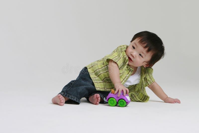 Leka litet barn arkivfoto. Bild av litet, pojke, bebis - 8137852