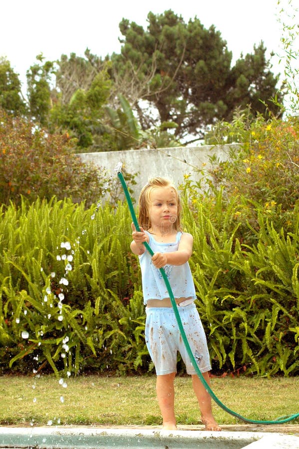 Leka vatten för barnrør arkivfoto. Bild av barn, grön - 8029366