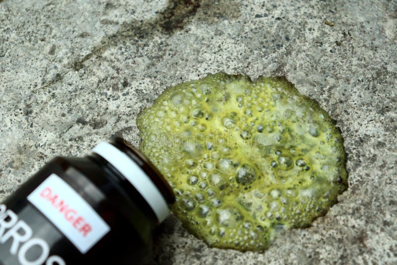 Met Zoutzuur En Natriumchloriet in Een Glazen Houder Met Gereedschap ...