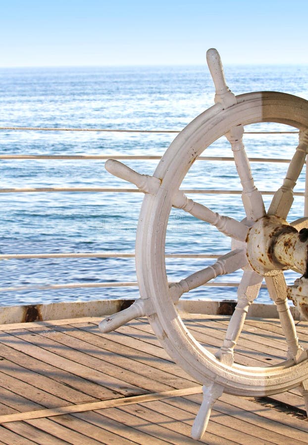 Leme Do Navio Isolado No Fundo Branco Foto de Stock - Imagem de vida ...