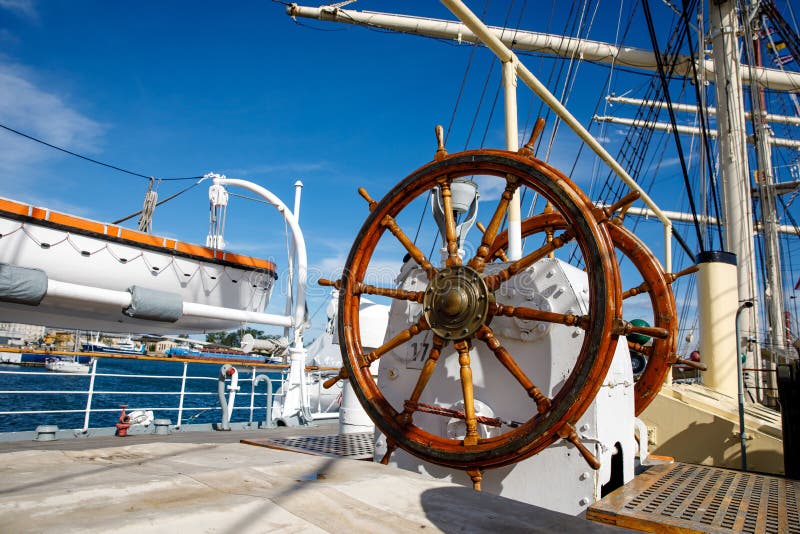 Leme Veleiro De Roda Do Navio-vintage Em Madeira. Foto de Stock ...