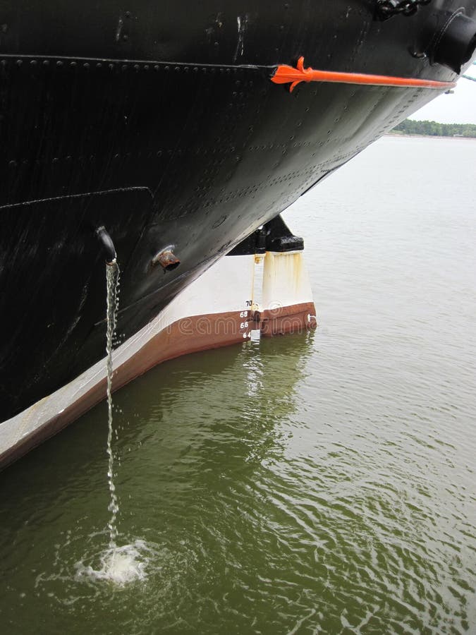 Costumava Leme O Velho Barco De Madeira Ao Fundo Da Parede Vermelha De ...