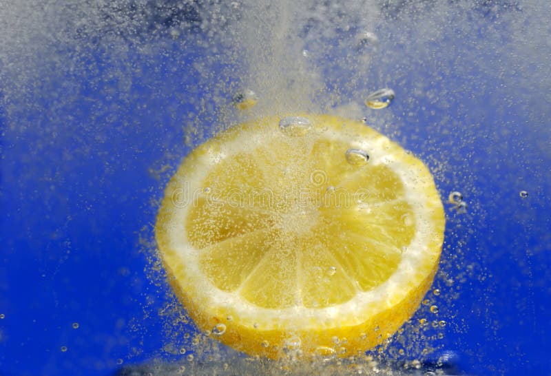 Lemon in fizzy drink stock image. Image of citrus, refreshment - 5471415