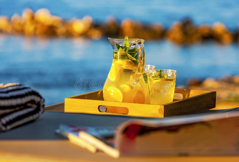 Lemonade en la playa foto de archivo. Imagen de exterior - 166984548