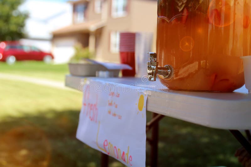 Lemonade Selling Outside . Lemonade Stand Stock Image - Image of kiosk ...