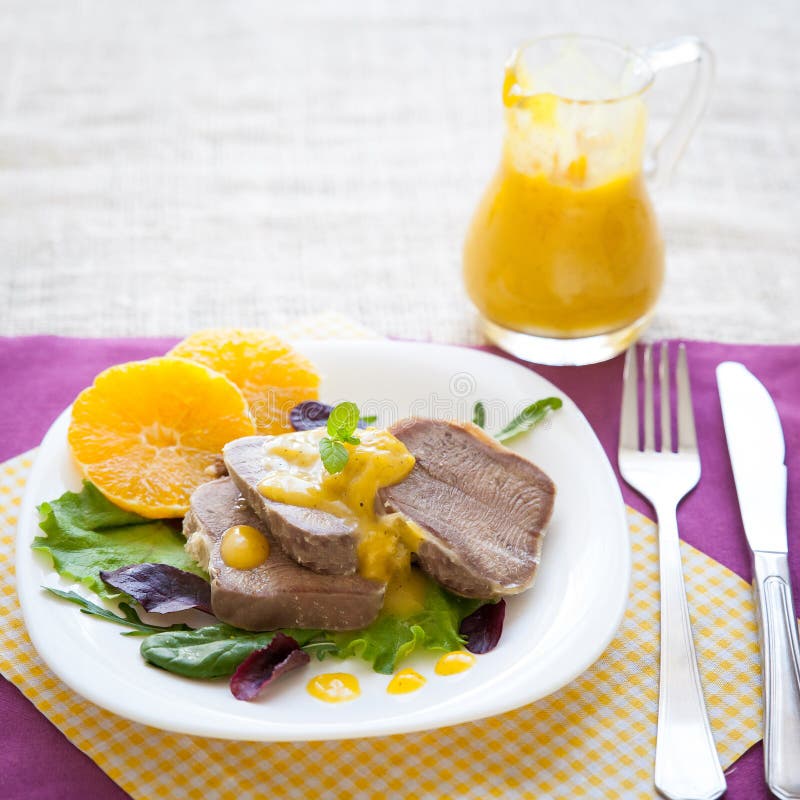 Lengua De Carne De Vaca Hervida Con La Salsa Anaranjada Imagen de ...