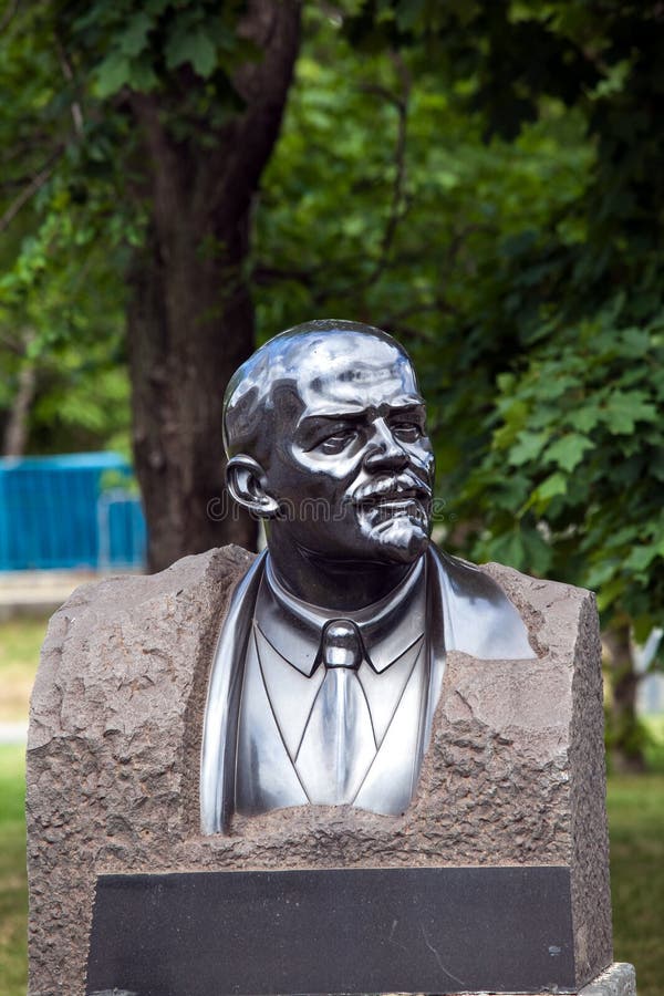 Lenin Bust in Park of Art Museon in Moscow, Russia Editorial Stock ...