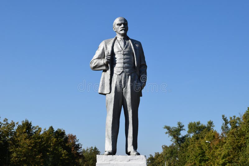 Lenin monument editorial image. Image of parkn, trees - 84245075