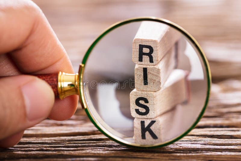 Lente D'ingrandimento Di Person Inspecting Risk Block with Immagine ...