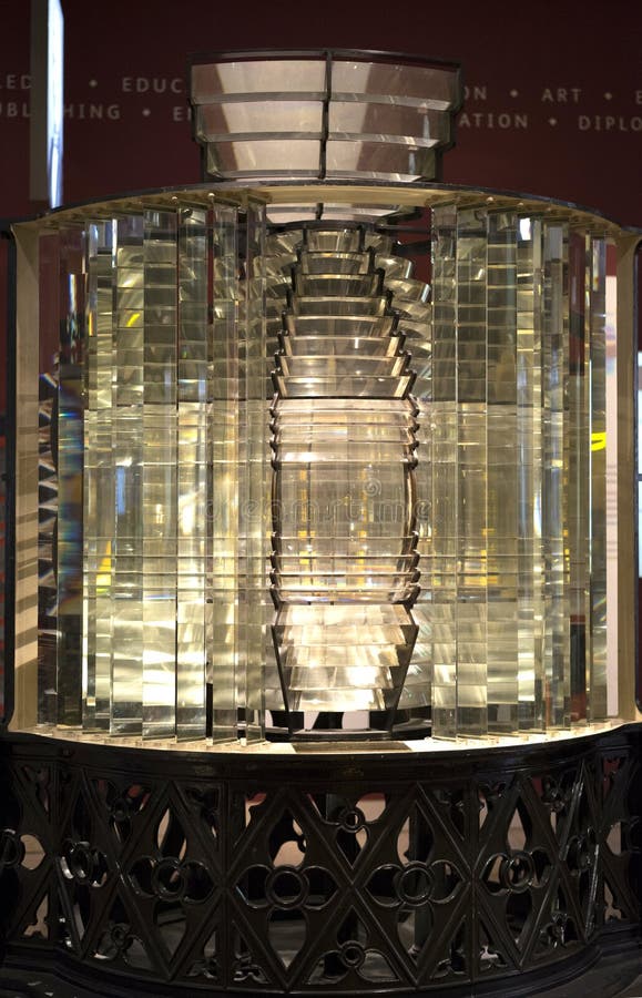 Lente De La Prisma Del Faro Foto de archivo - Imagen de fresno ...