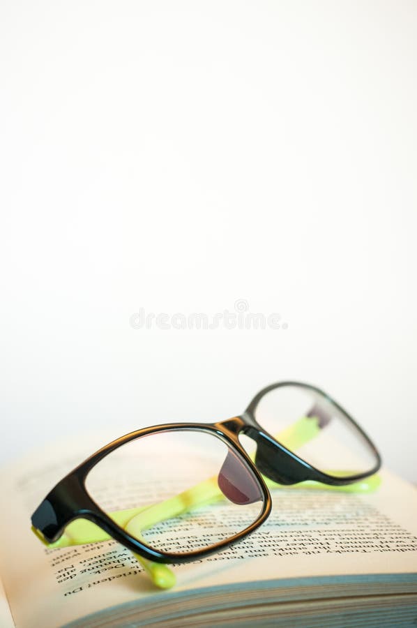 Lentes De La Lectura Con El Libro Abierto Imagen de archivo - Imagen de ...