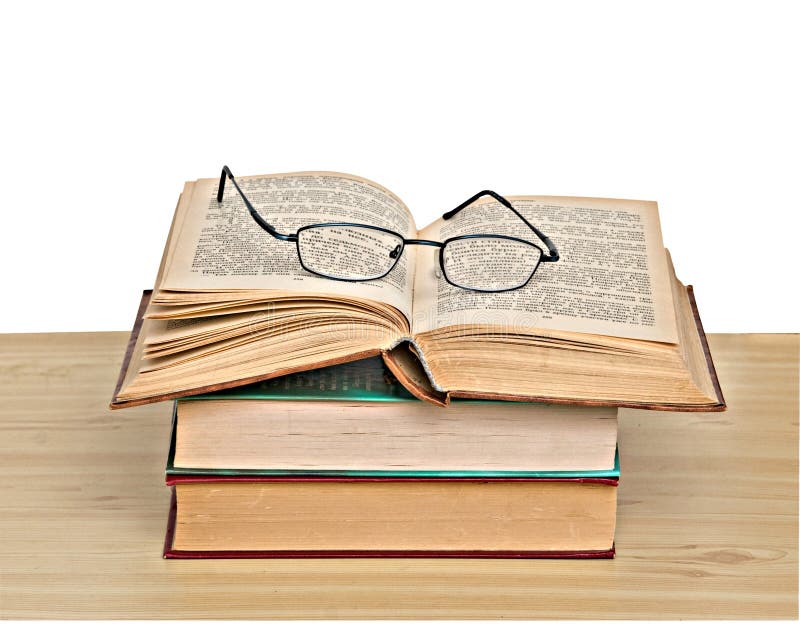 Lentes en el libro abierto imagen de archivo. Imagen de literatura ...