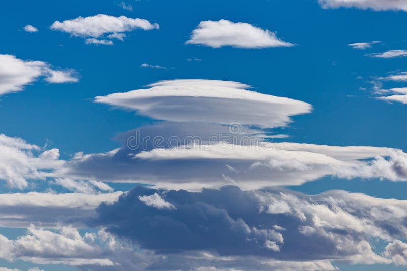 Altocumulus Lenticularis Wolke Am Sonnenuntergang Stockfoto - Bild von ...